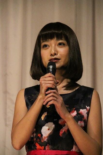 安達祐実、再婚後初の公の場に出席 左手薬指に指輪キラリ Ameba News [アメーバニュース]