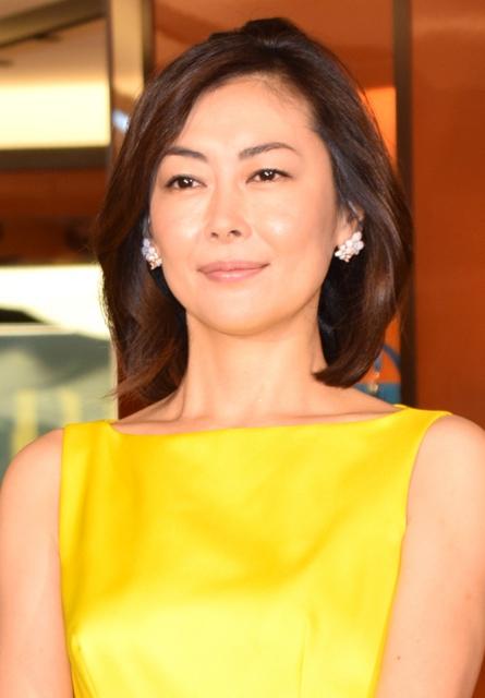 中山美穂、サプライズケーキに大喜び 46歳の誕生日 Ameba News [アメーバニュース]